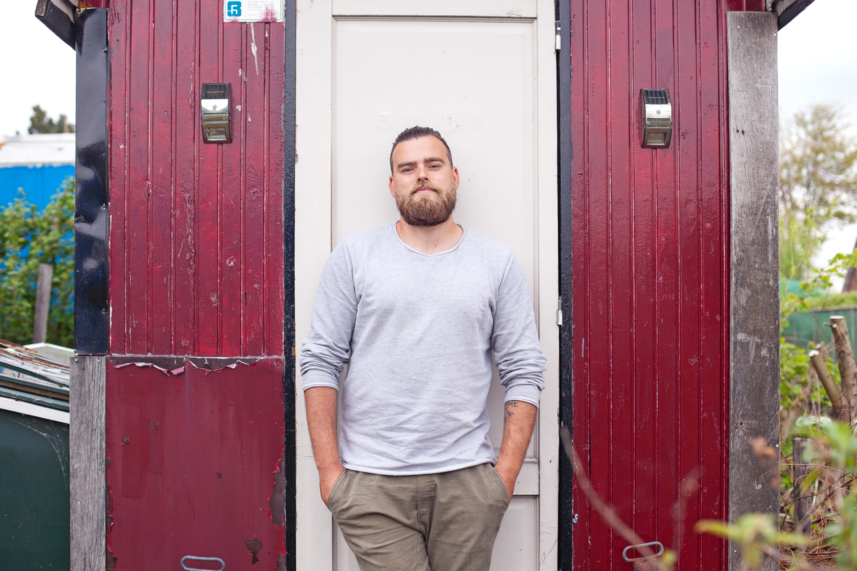 AARD: Julius werkt met autistische jongeren in een kwekerij - Floortje ...